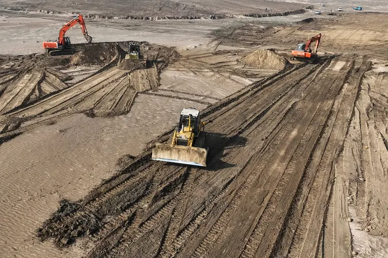 Iraqis cover soil with clay to fight frequent sandstorms