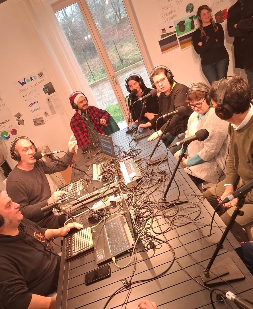 Voce ai giovani su 'Radio Rogna'. I ragazzi del 'Dopo di noi' in studio