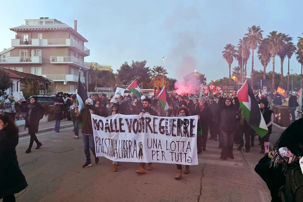 Corteo per la Palestina tra cori, slogan e fumogeni