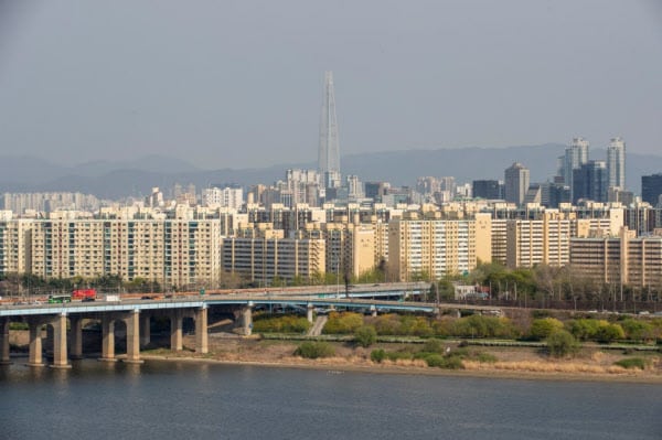 Seoul apartment prices surpass 1.5 billion won for first time