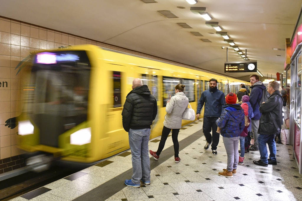 Fahrplan bis Neujahr in Berlin: Sperren auf der U5, BVG stockt auf