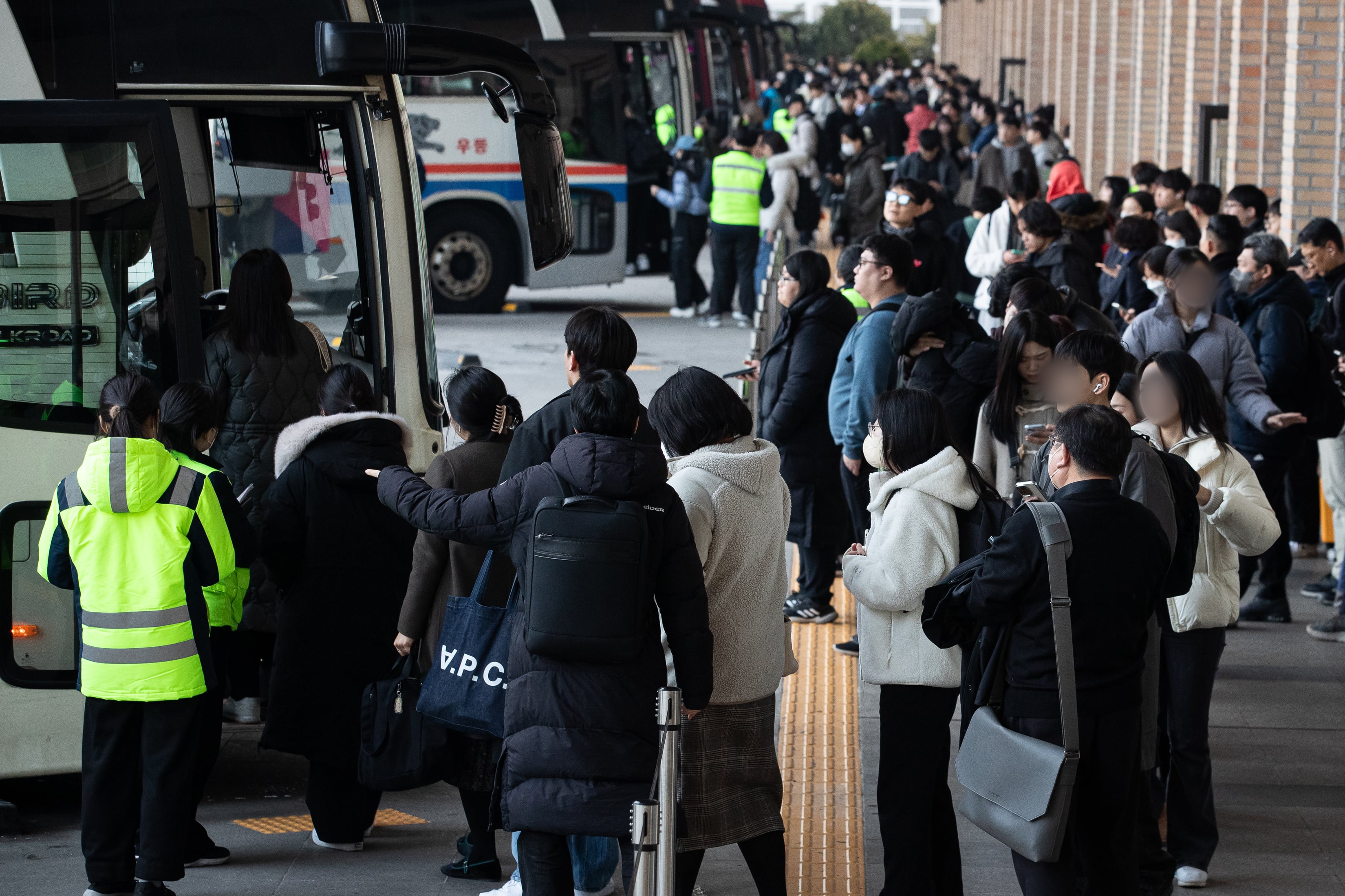 Japanese couples opt for separate hometown visits during holidays
