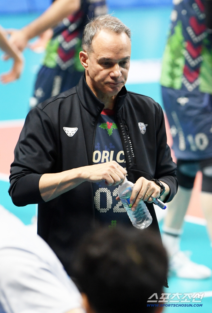Coach Mauricio Paes of Woori Card has lost four games in a row