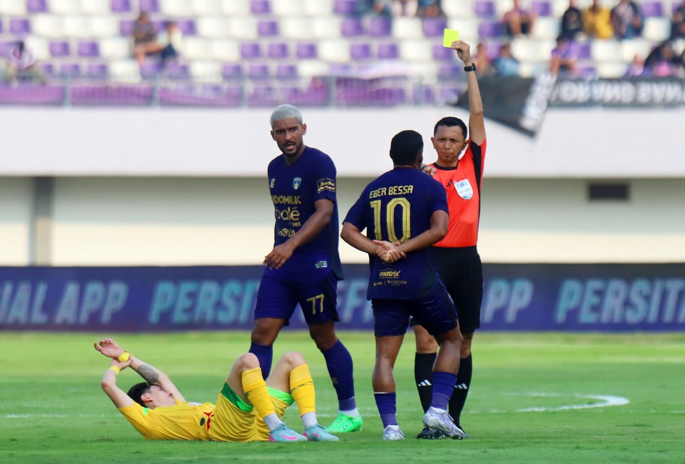Wasit Yudi Nurcahya di tengah sorotan Bonek! Laga Persebaya vs Persijap ...