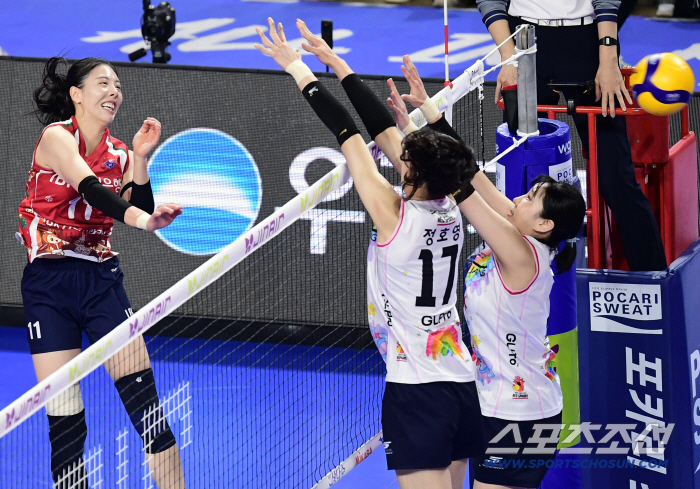 Powerful spike to score points for Yuk Seo-young