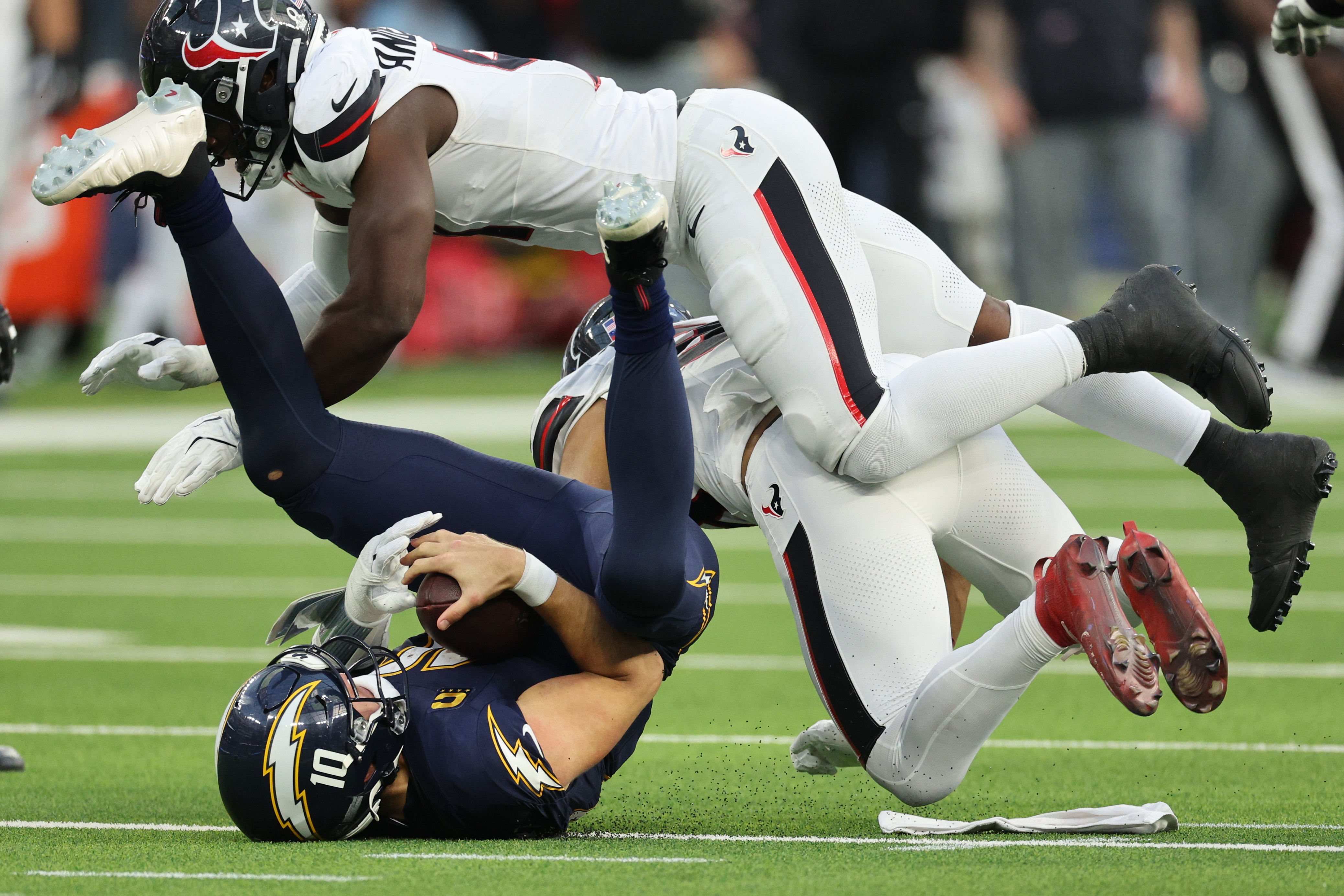 Texans clinch third consecutive playoff berth with a win over Chargers