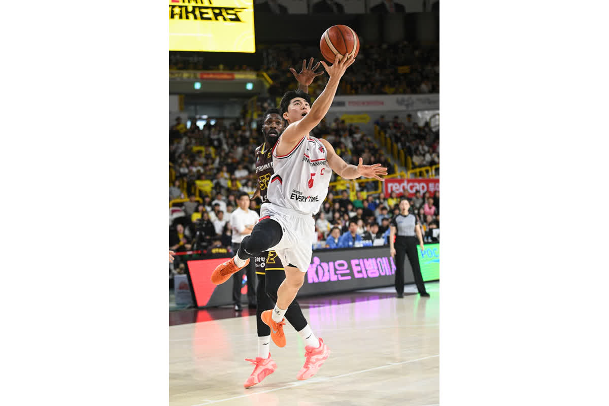 '박지훈 20점 폭발' 정관장, 선두 LG 73-56 완파…단독 2위 등극