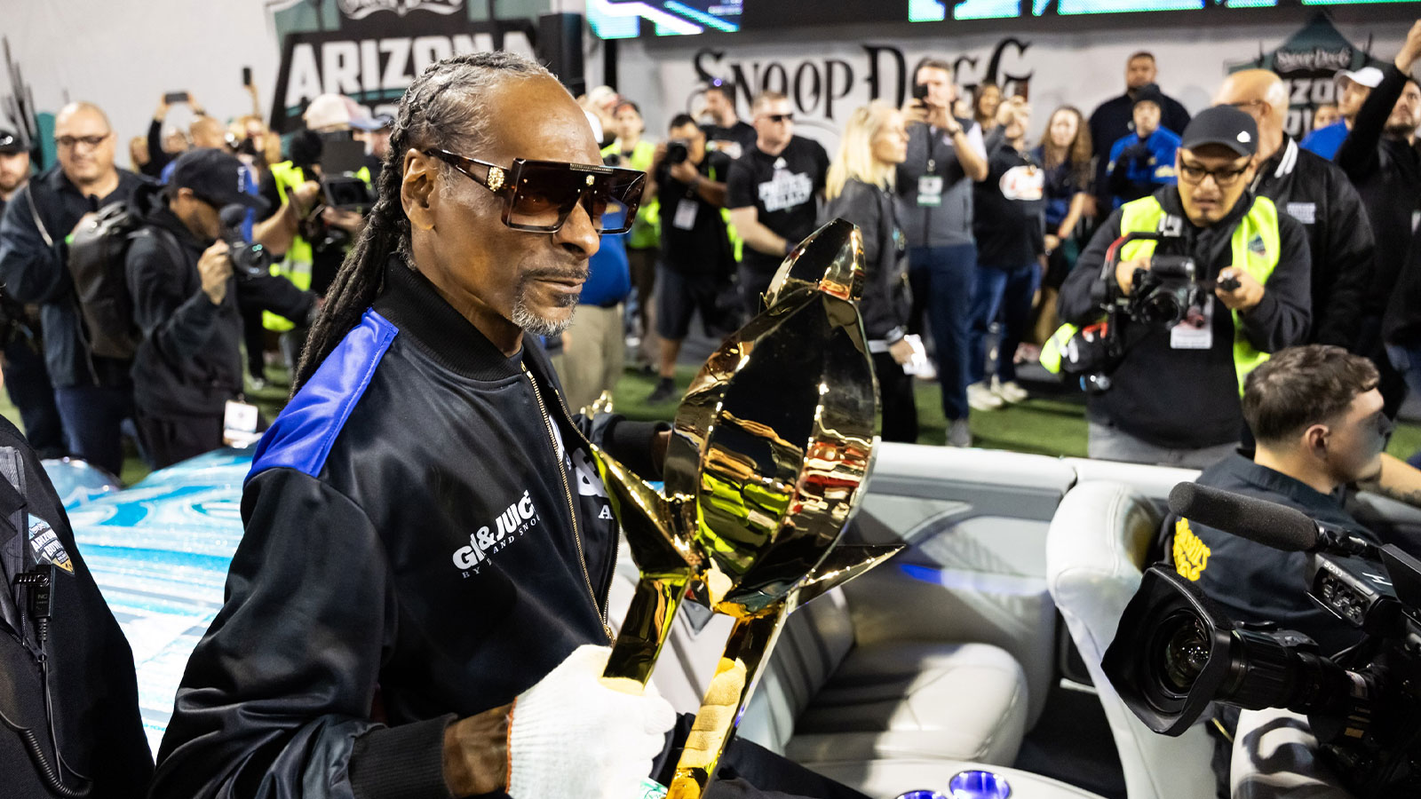 Snoop Dogg steals the show with Arizona Bowl kickoff catch
