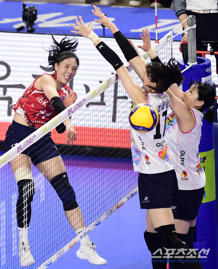 Strong spike to penetrate Yuk Seo-young's block