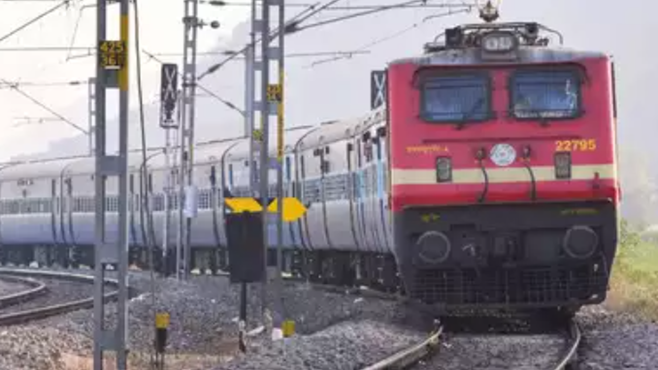 Bihar: 8 wagons of goods train derail, disrupt Howrah–Patna–Delhi rail ...