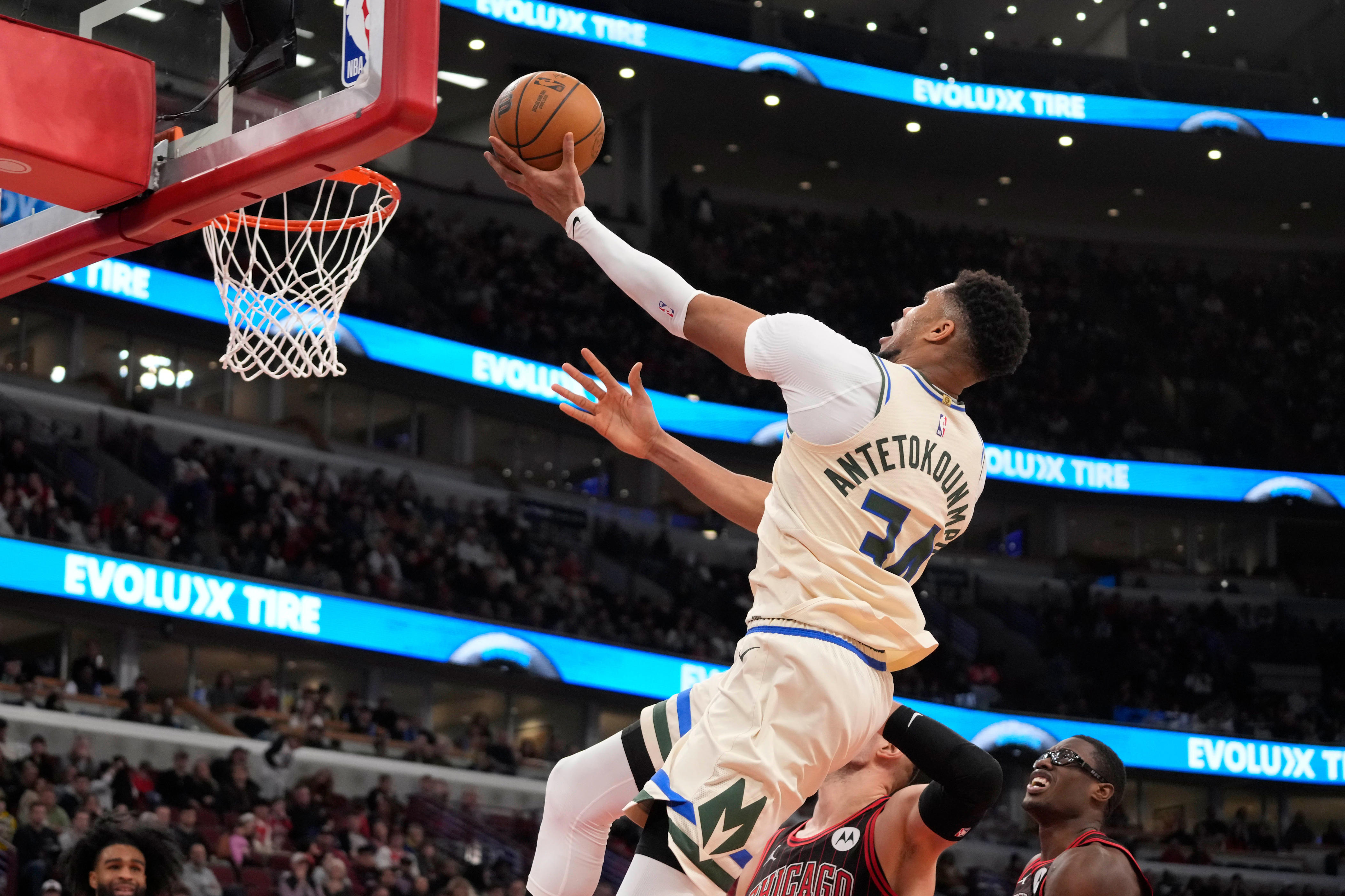 Bucks' Giannis Antetokounmpo leads East All-Star fan voting