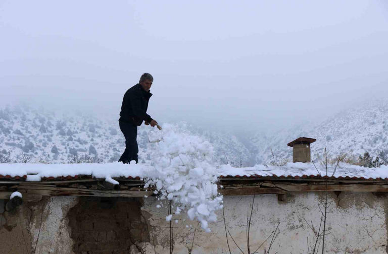 Toprak damlı evlerde yaşayan vatandaşlar baca küreme işine koyuldu