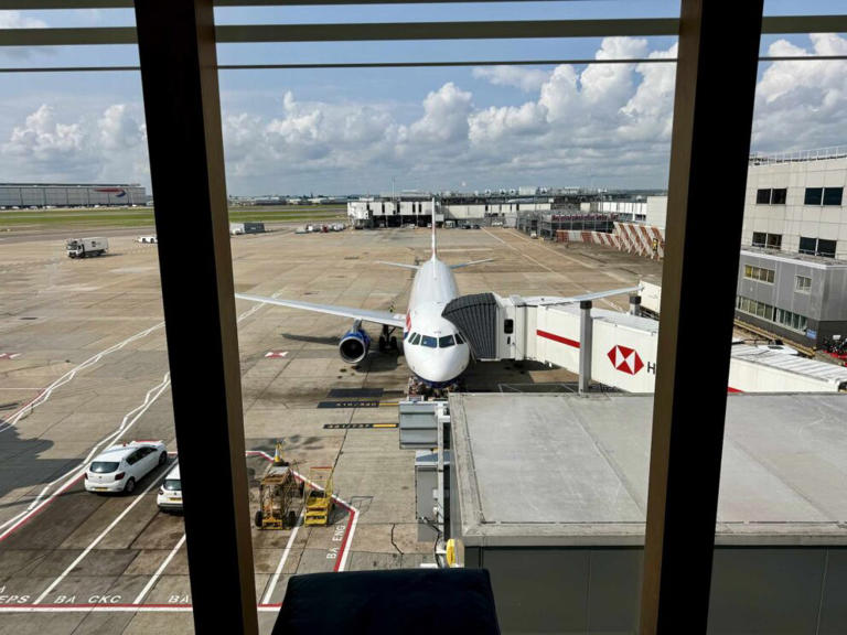 Heathrow, grave falla nella sicurezza: uomo sale su un volo British ...