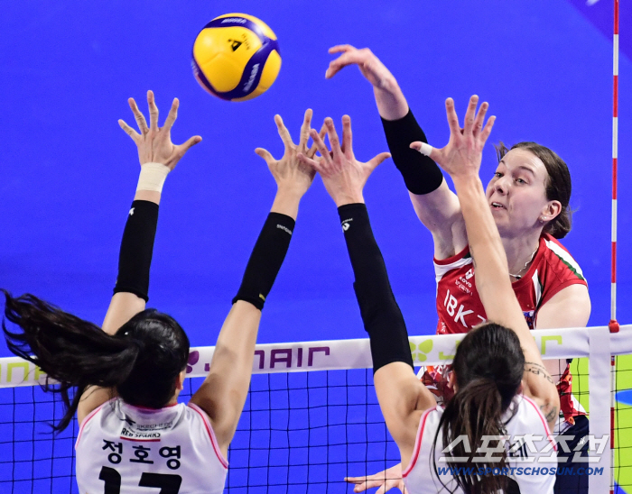 Kinkella powerful spike