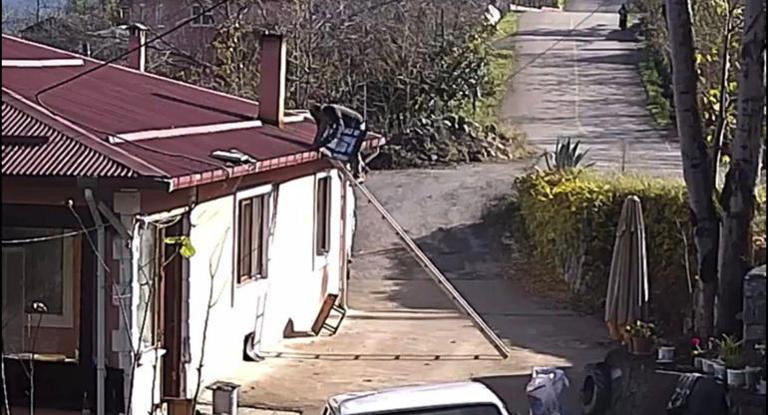 Evinin baca şapkasını değiştirmek için çıktığı çatıdan yere düştü! O ...