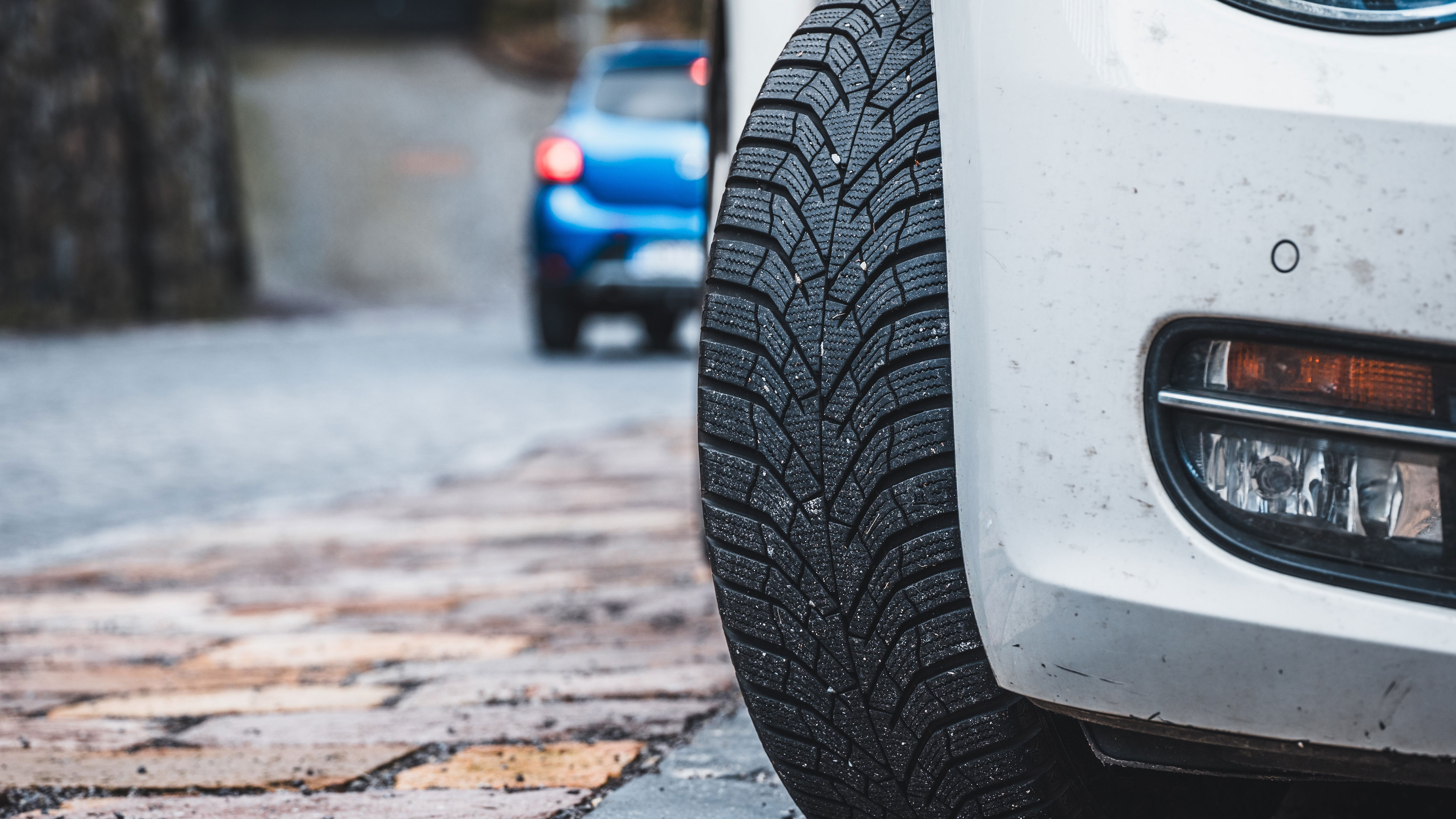 Czy za jazdę na letnich oponach zimą nic nie grozi? Nie do końca