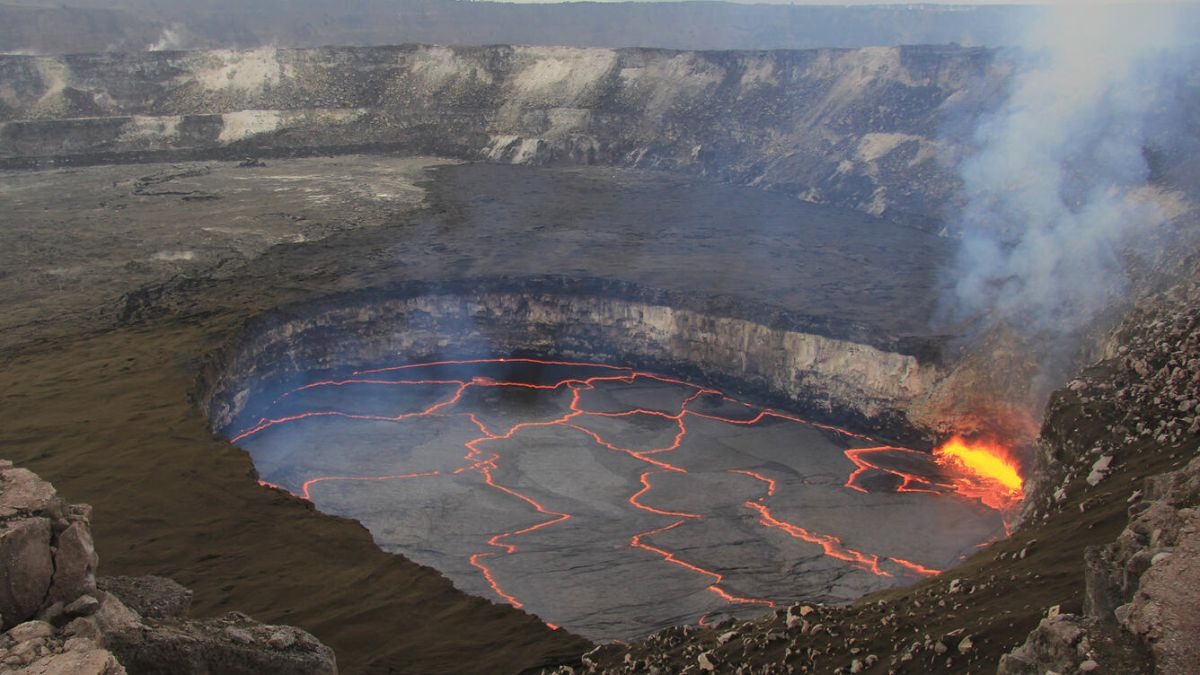 Watch: Kilauea volcano's fiery lava devils whirl like tornadoes in ...
