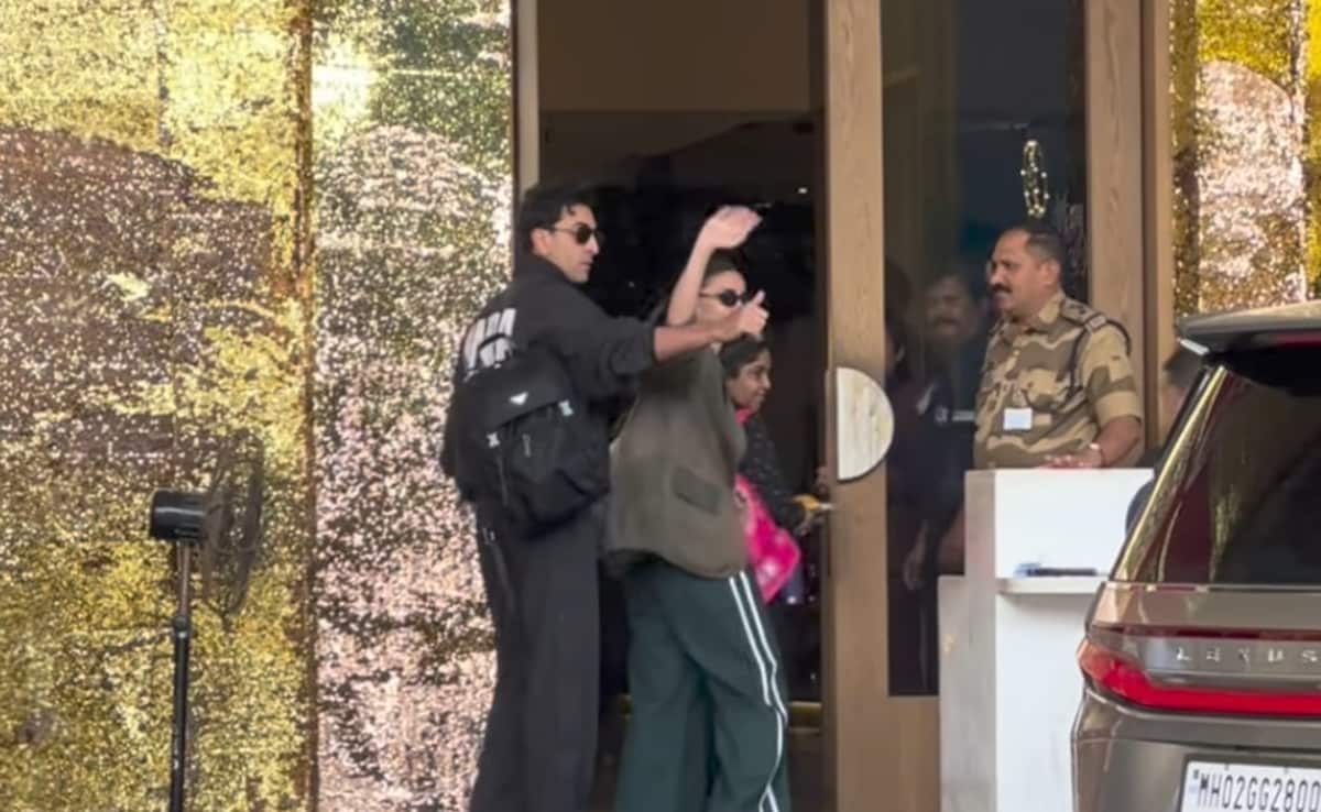 Ranbir Kapoor flaunts clean-shaven look as he jets off with Alia Bhatt ...