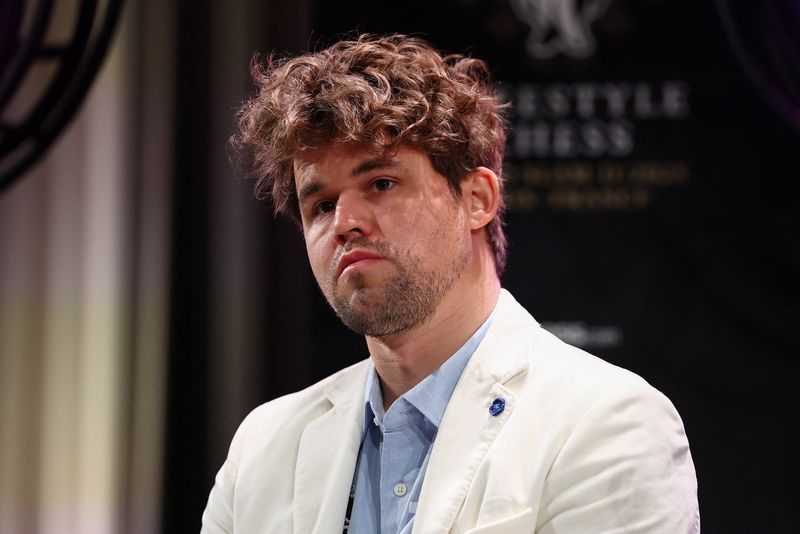 Chess-irate Carlsen pushes away camera after World Blitz Championships loss