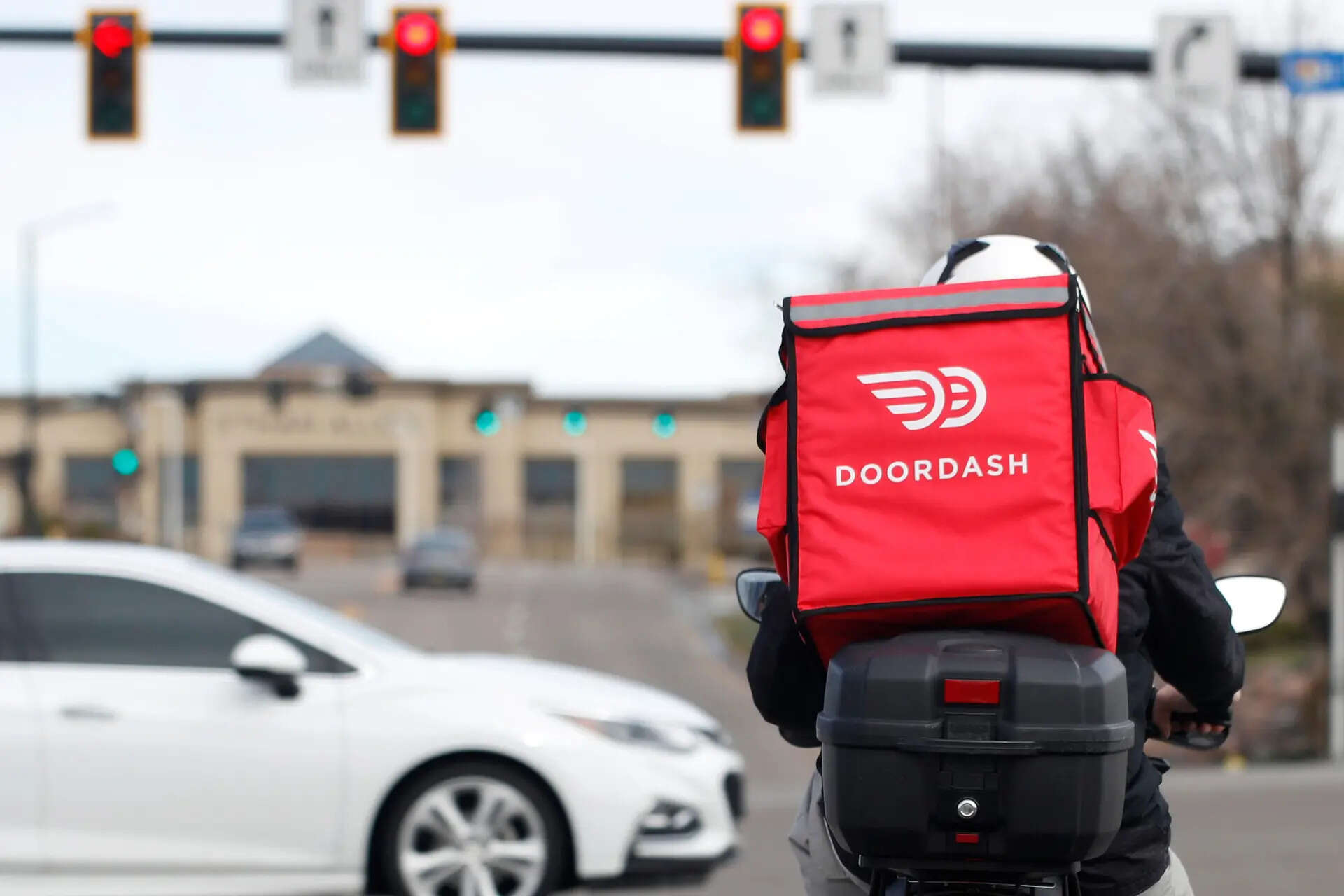 DoorDash shuts down driver's account after AI-generated image used to ...