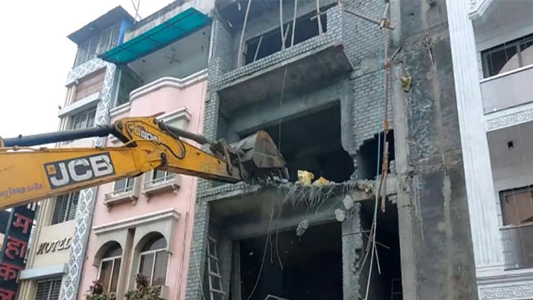 Ujjain: Municipal Corporation razes illegal building near Mahakal Chowk