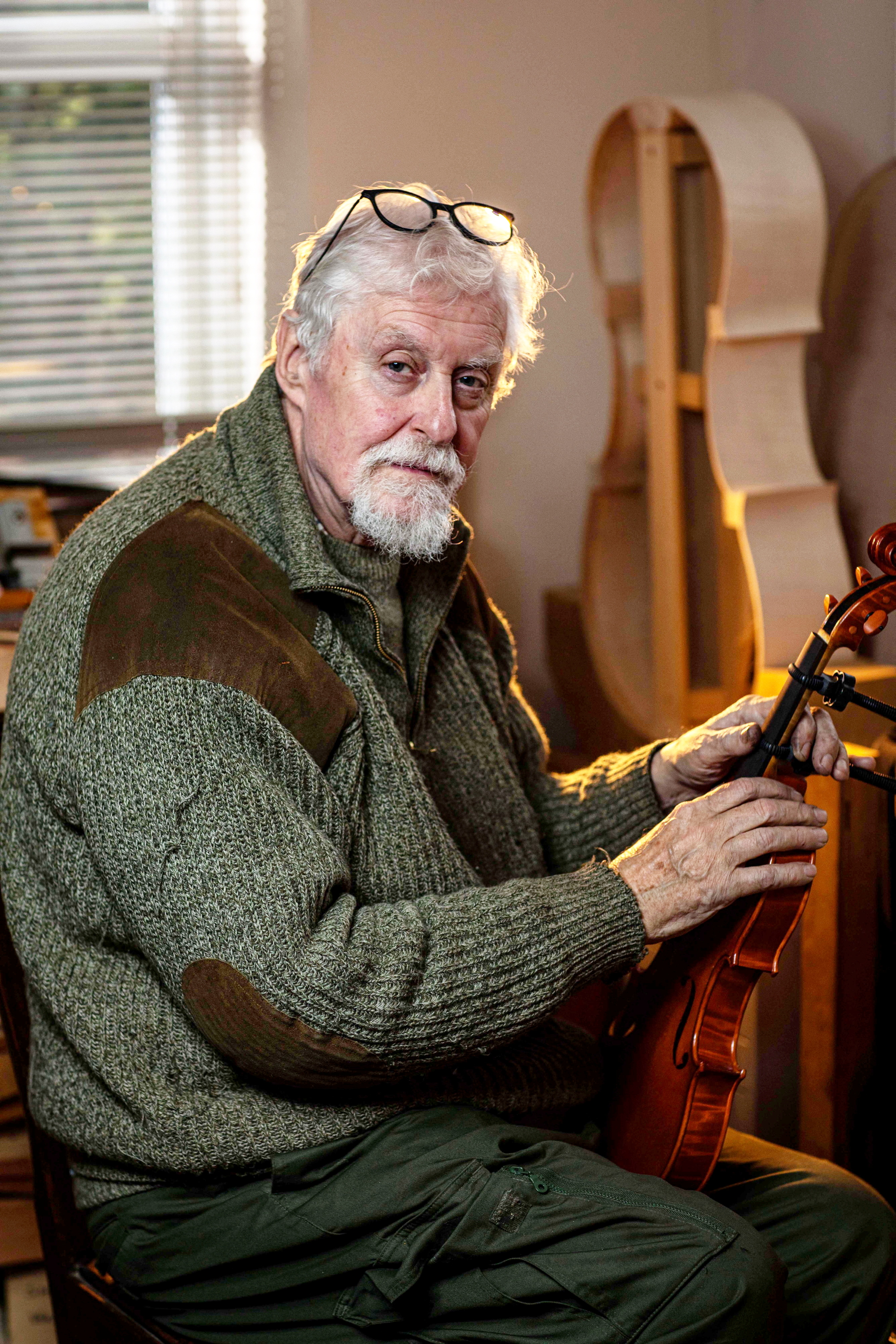 43 inspirational pictures of one of the last violin makers in Britain ...