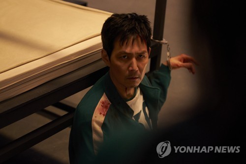 (LEAD) 'KPOP Demon Hunters' wins best animated feature, best song at ...