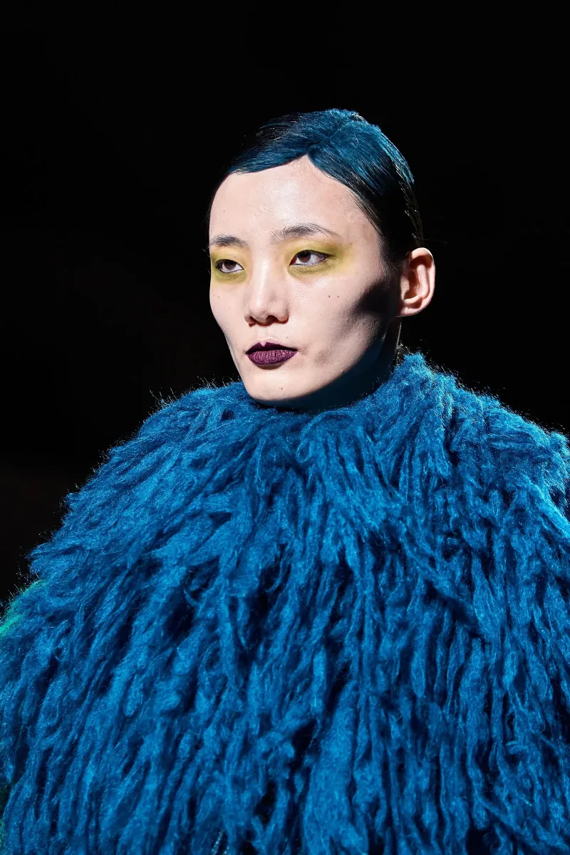 Ghost roots: Η εναλλακτική τάση στα μαλλιά που μετατρέπει τις ρίζες σε ...