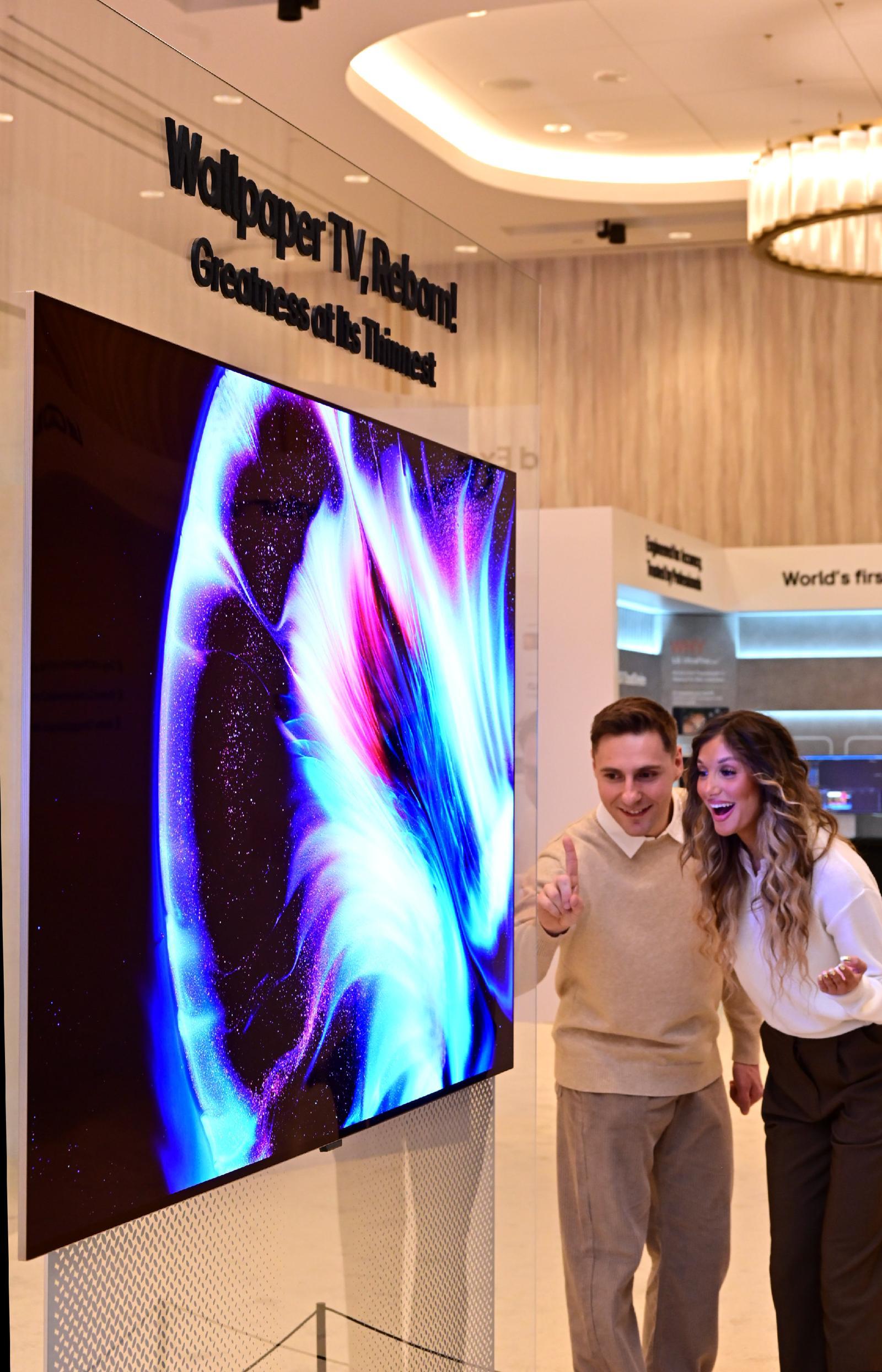 AI 입은 TV와 스마트홈… 삼성은 '넓게', LG는 '얇게'