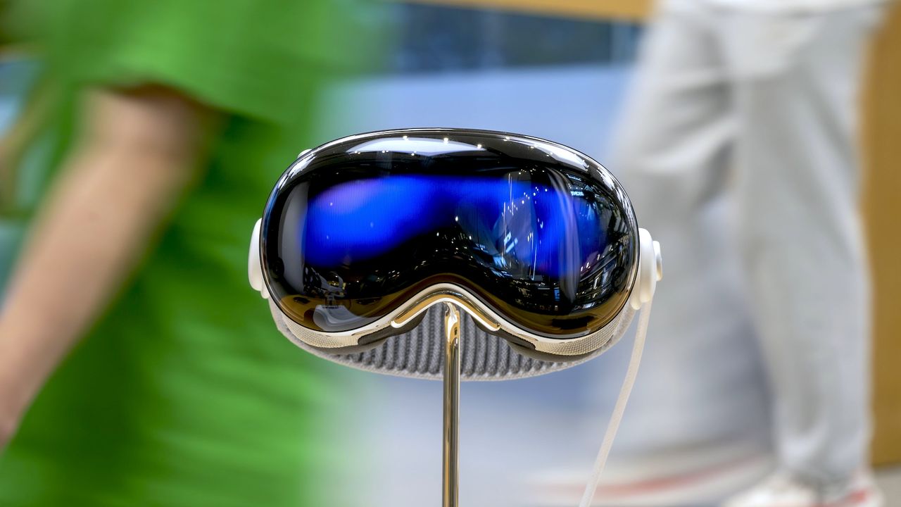 Apple's Vision Pro crisis goes from bad to worse