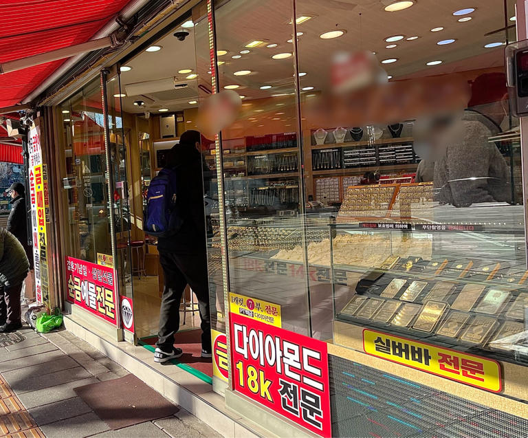 Silver bars outpace gold as Seoul's jewelry district shifts