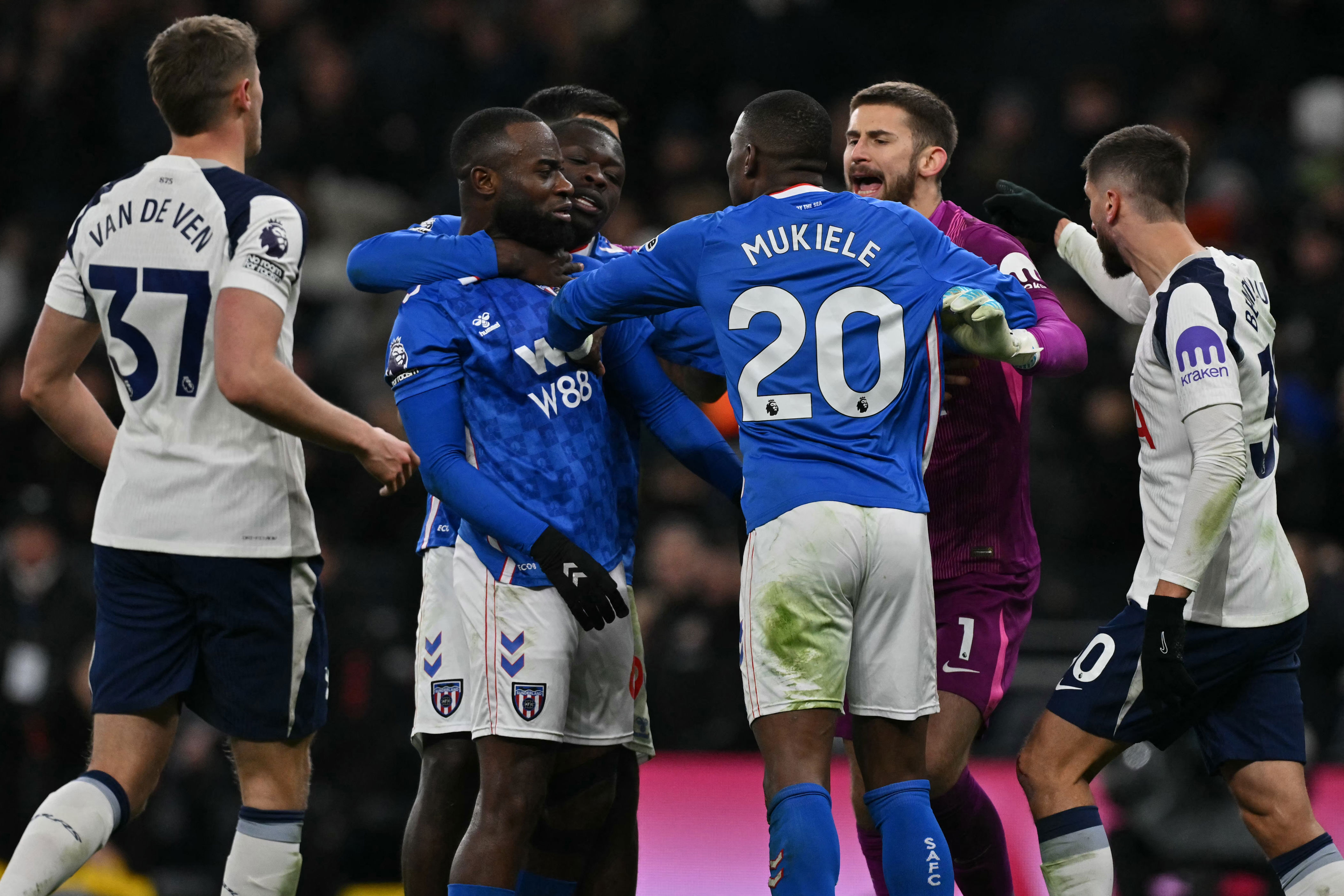 Brian Brobbey taunts Tottenham crowd after Sunderland goal as Granit ...