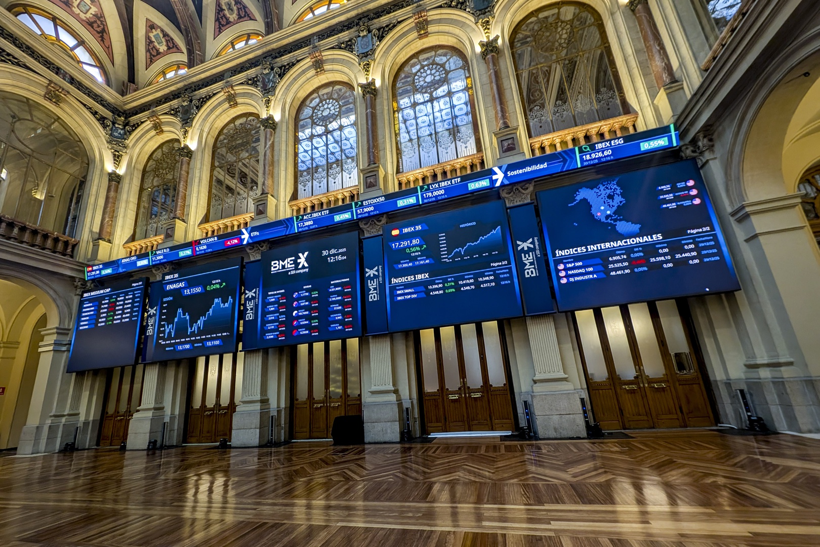 El IBEX celebra el ataque de EE.UU. a Venezuela y roza los 17.600 puntos