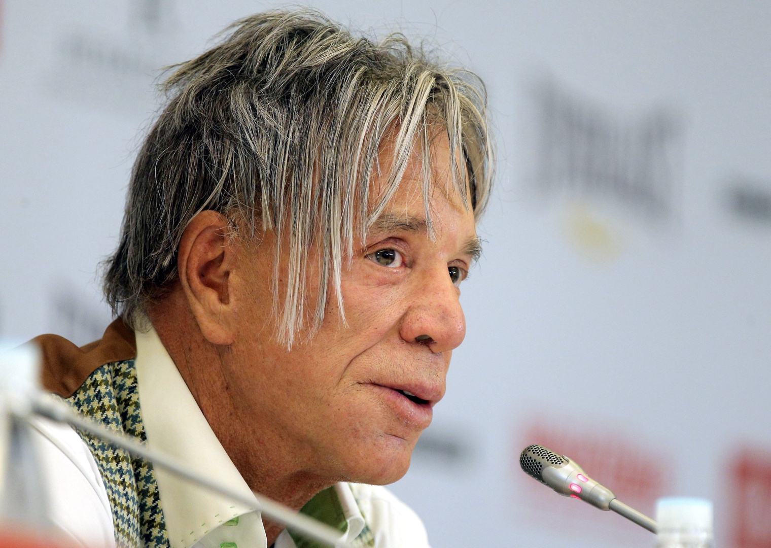 Mickey Rourke lanza una campaña para recaudar fondos y evitar ser ...