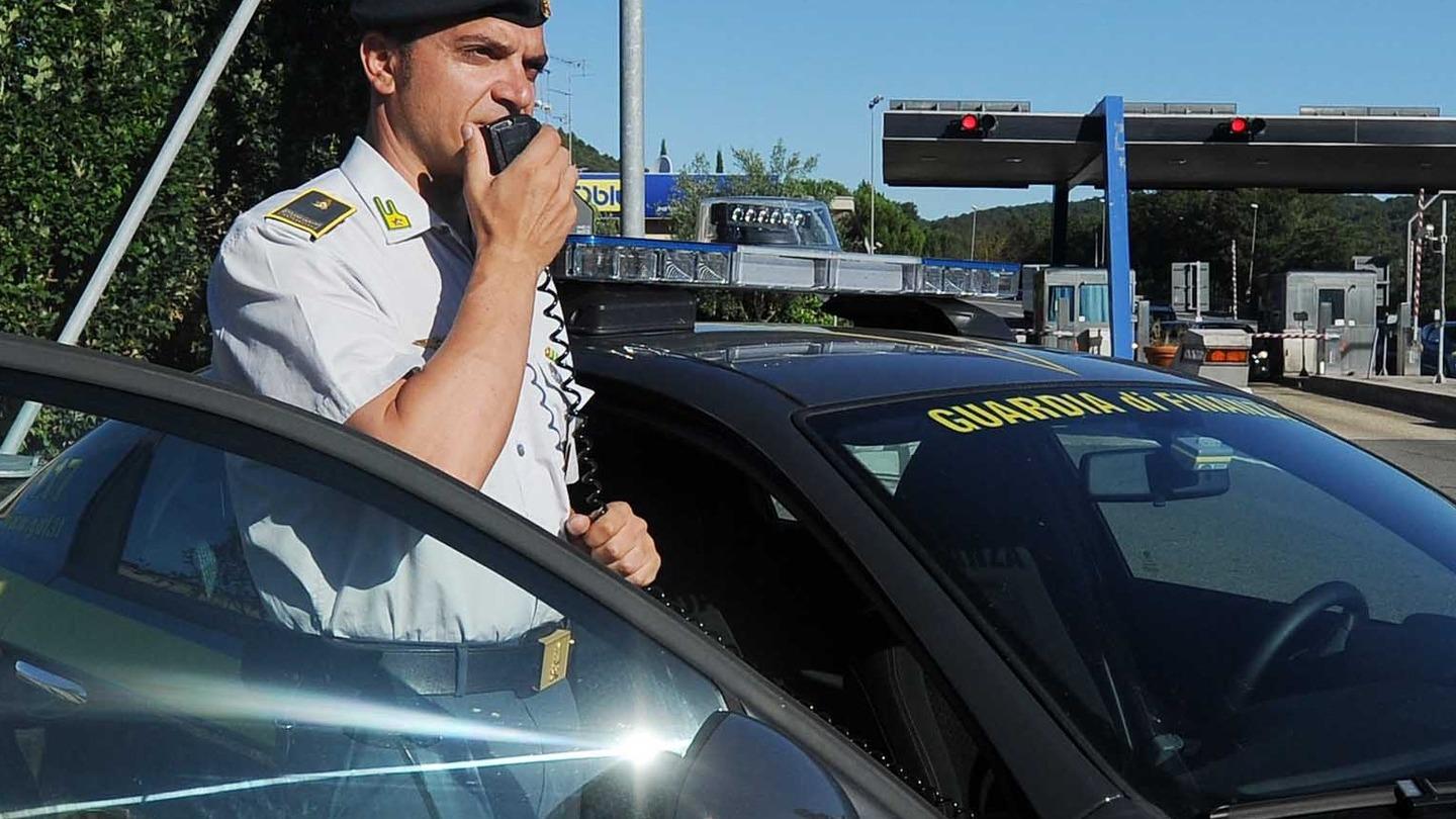 Fermati per un controllo al casello: nell’auto 1,6 kg di hashish e ...