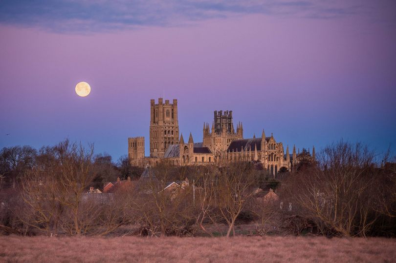 Wolf moon 2026: Stunning supermoon lights up UK skies