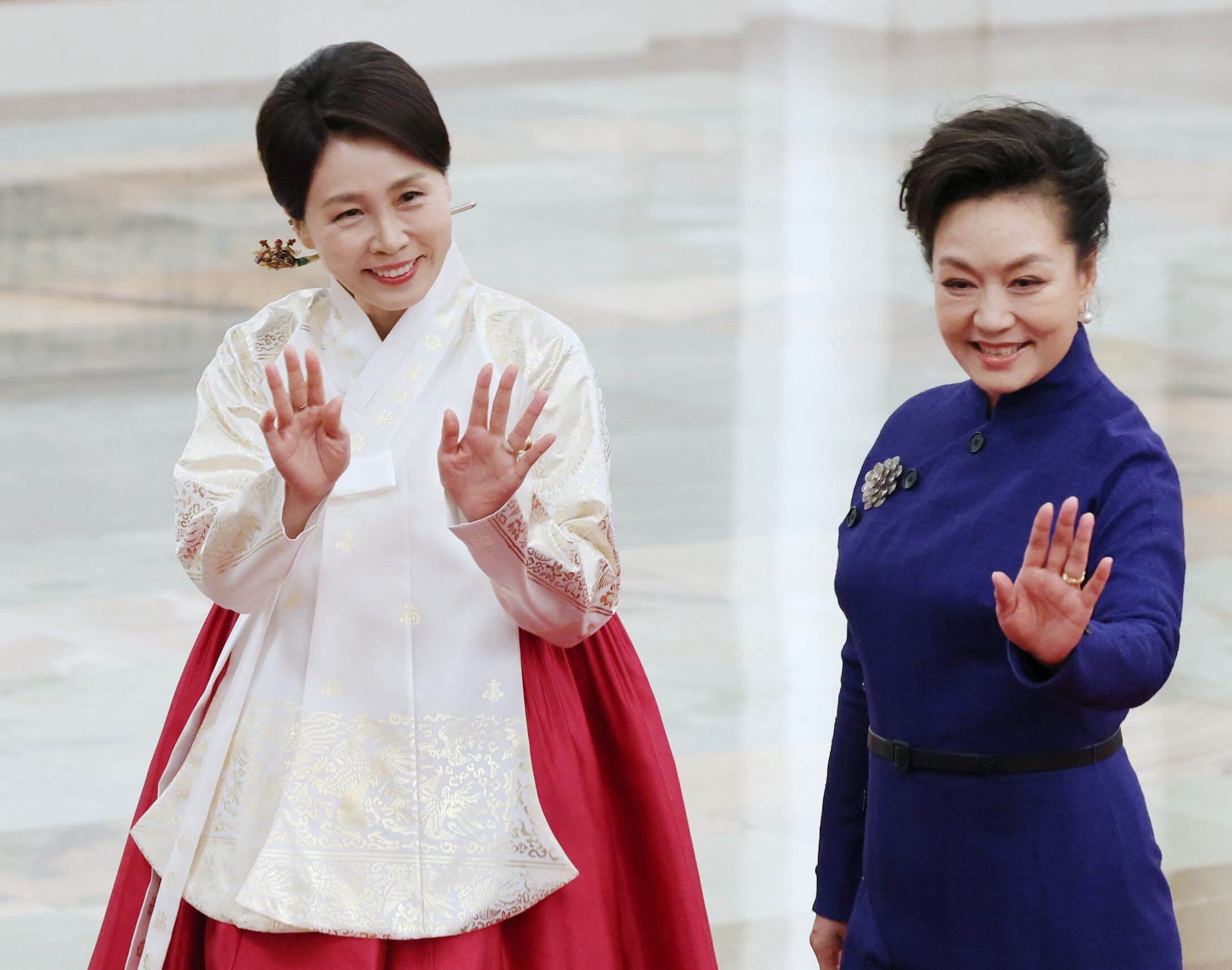 First lady Kim calls Peng Liyuan 'long-time fan'