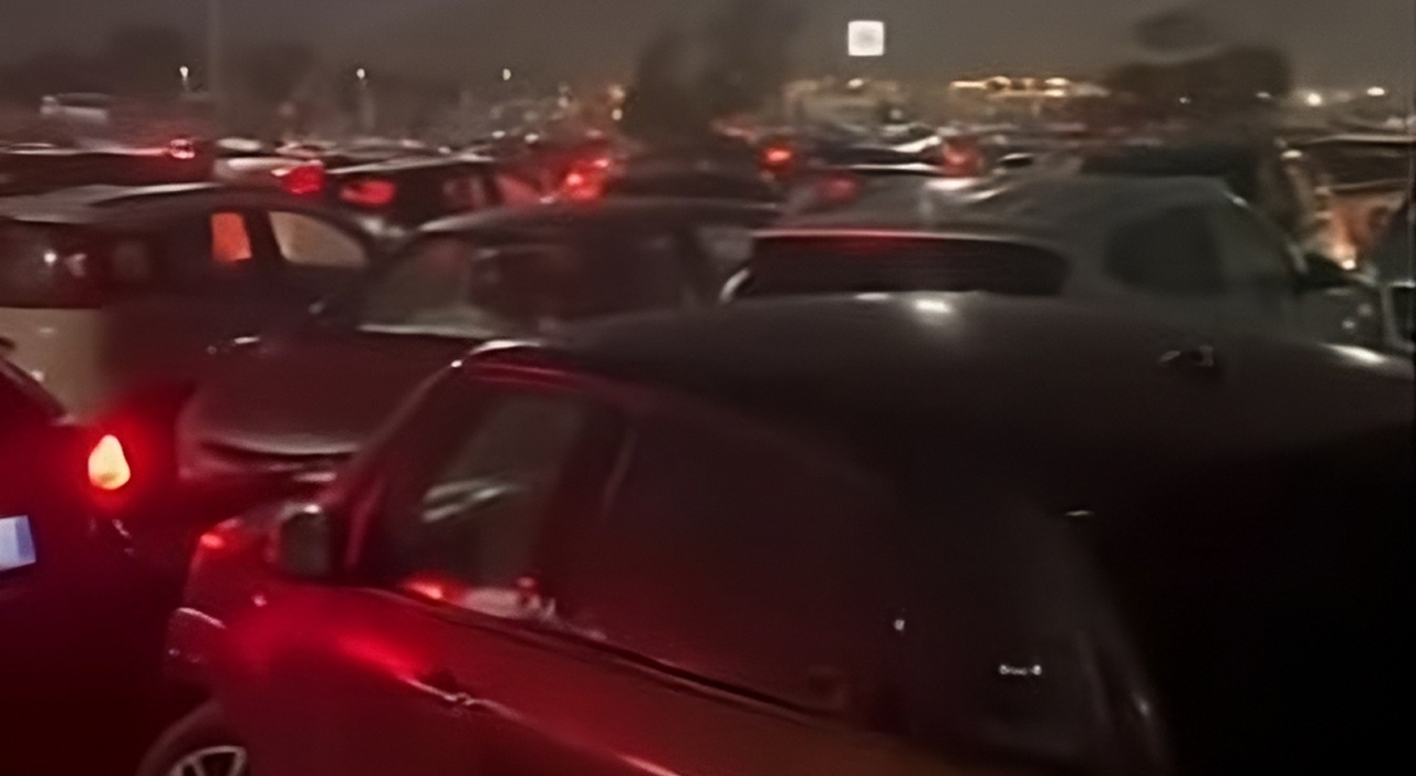 Primi giorni di saldi, traffico paralizzato al Centro Commerciale Campania