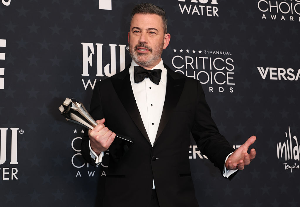 Jimmy Kimmel viert Critics Choice Award met sneer naar Trump