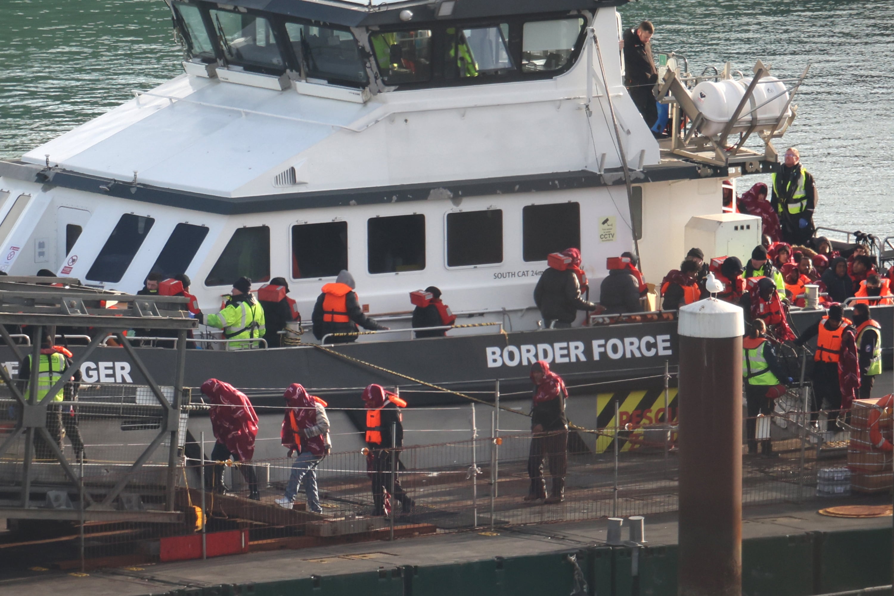 UK to confiscate phones of migrants crossing English Channel on small boats