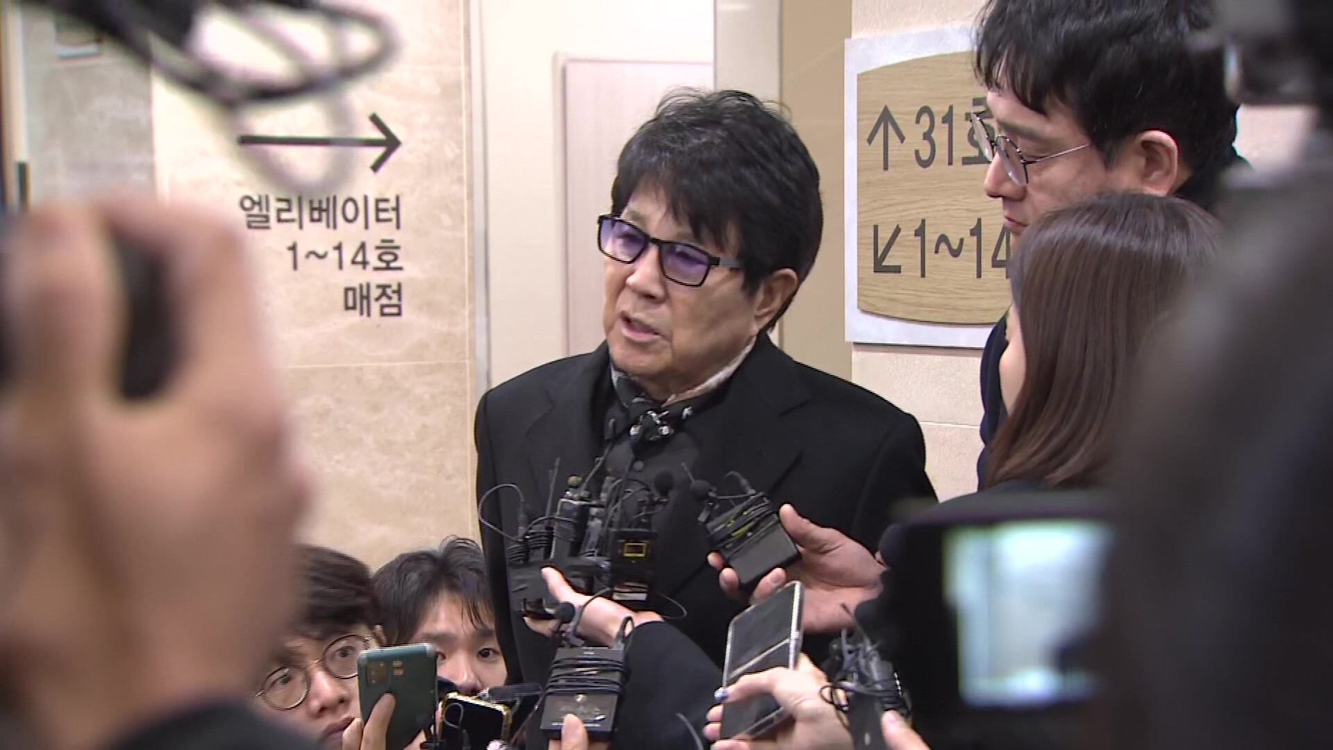 Jo Yong-pil visits Ahn Sung-ki's funeral: 'Sung-ki, let's meet again'