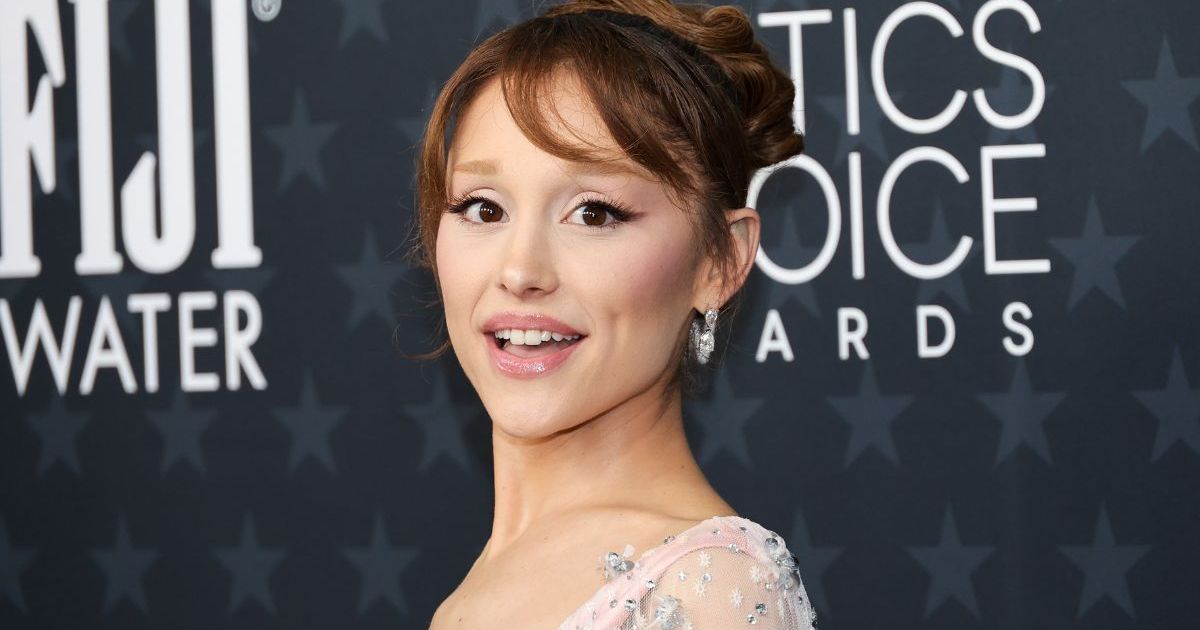 Ariana Grande's hair color transformation is refreshing