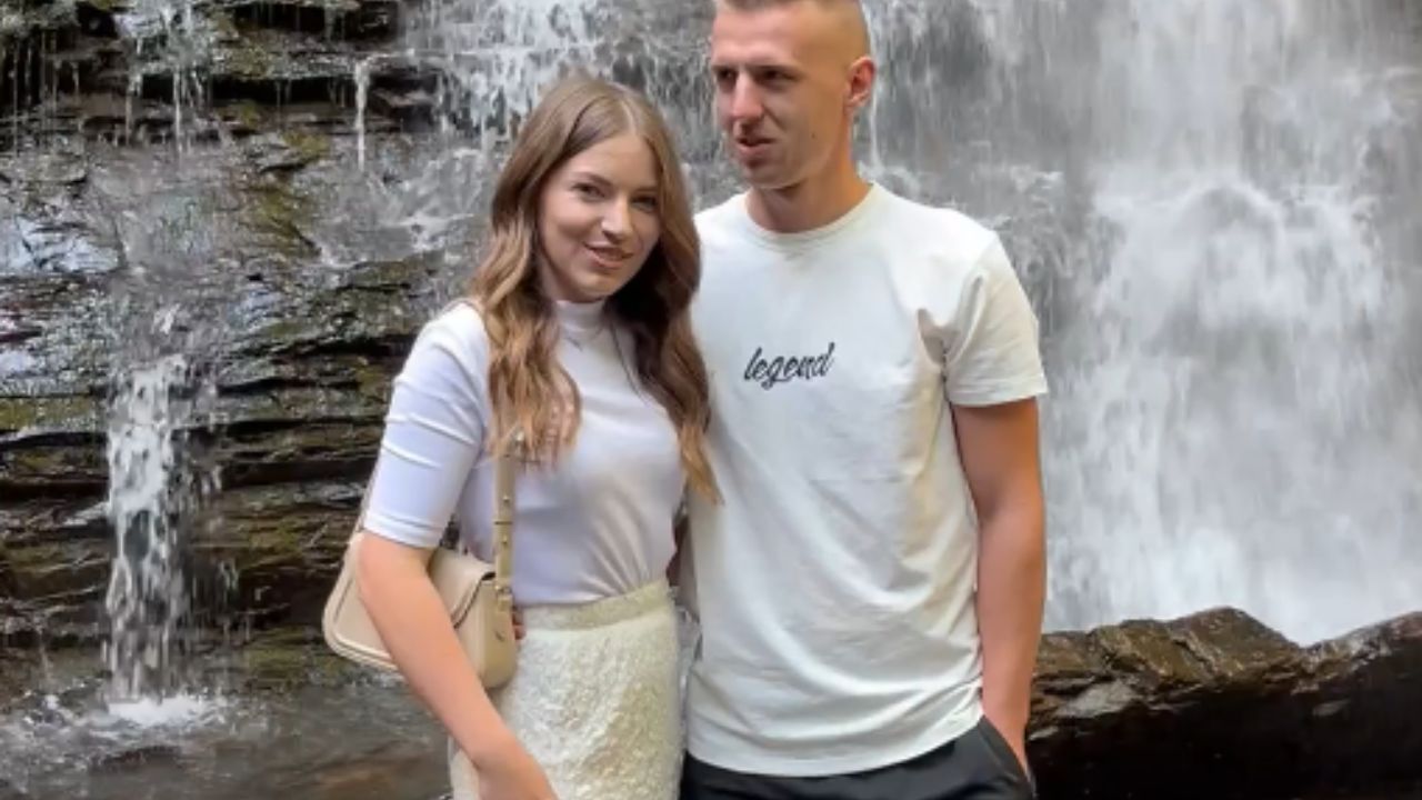Man in love ignores icy water while proposing to the love of his life ...