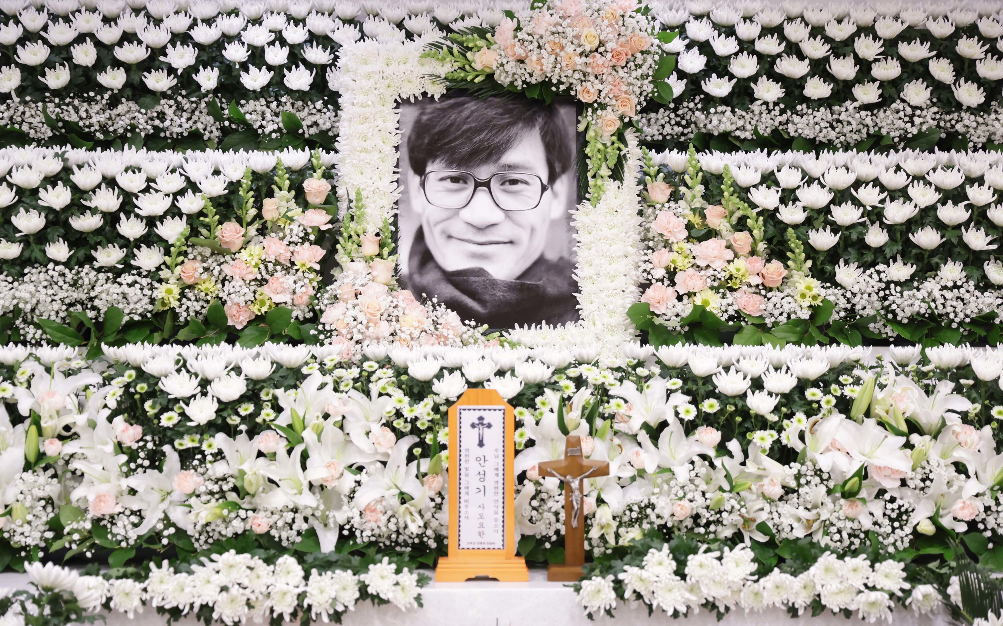 Late actor Ahn Sung-ki receives posthumous Geumgwan Order of Cultural Merit