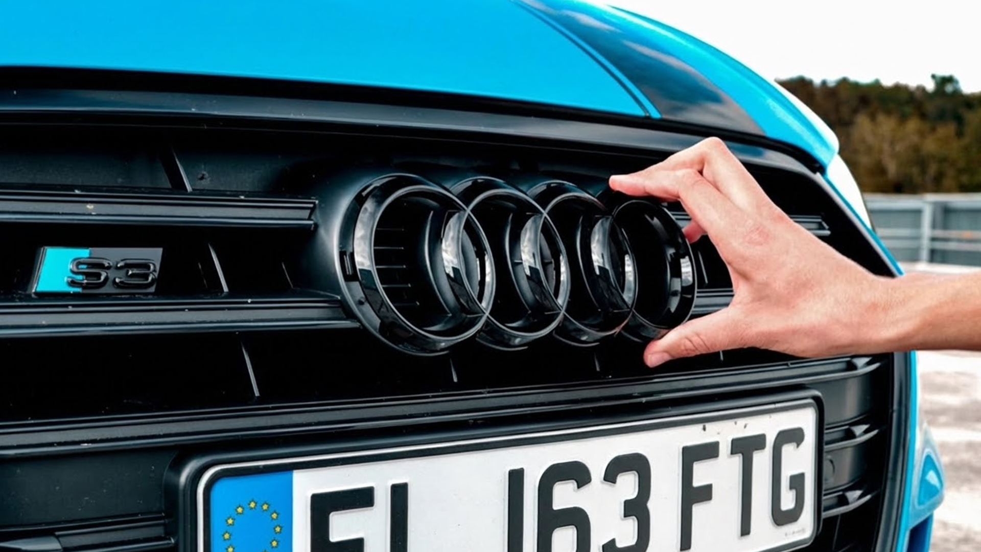 Standardlogo gegen schwarzes Audi-Logo tauschen