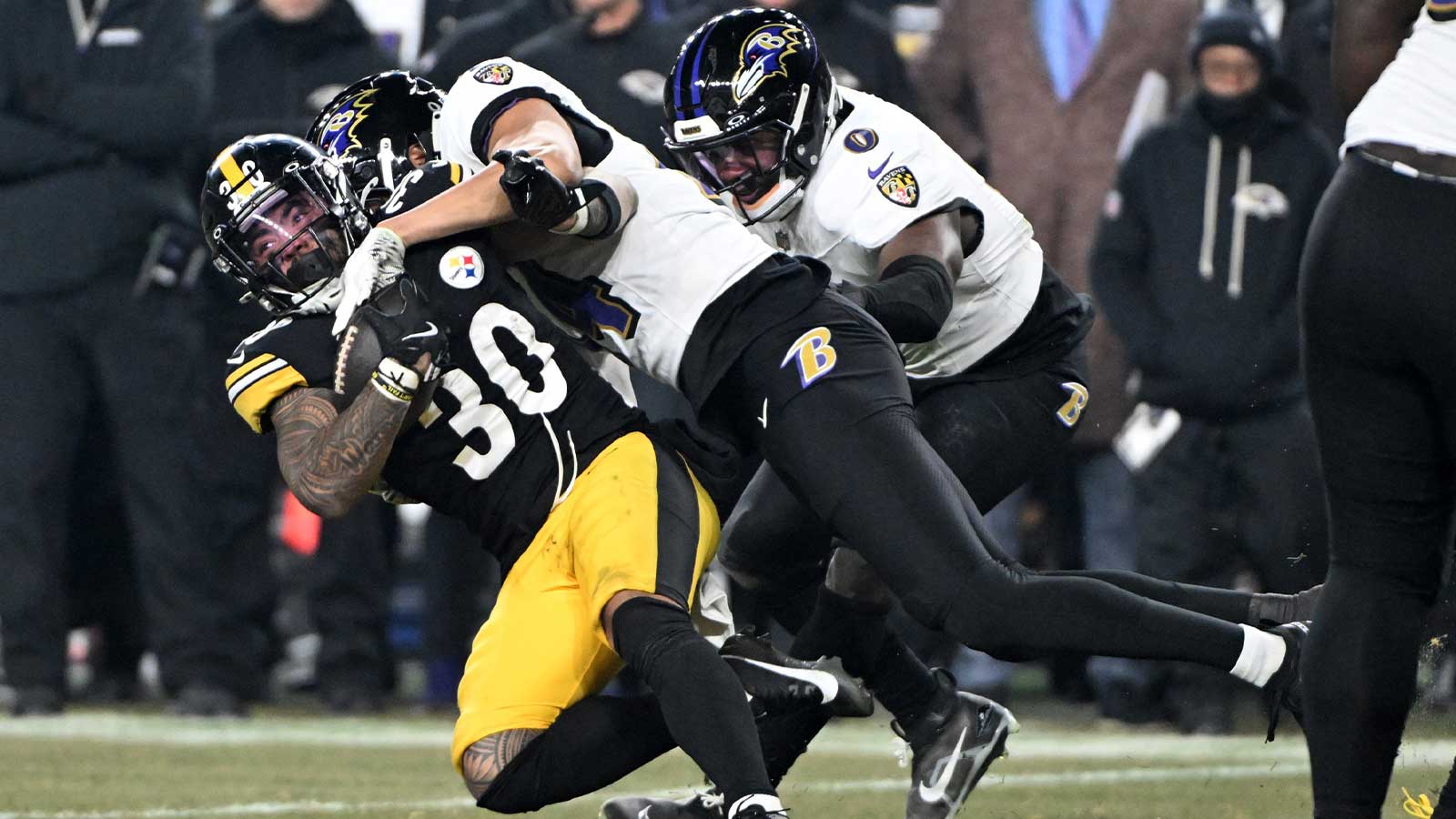 Kyle Hamilton exits Ravens vs. Steelers game after scary collision