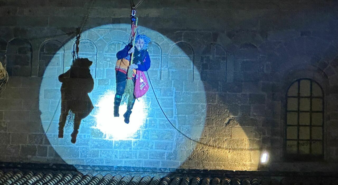 La befana scende dal campanile del Duomo di Taranto