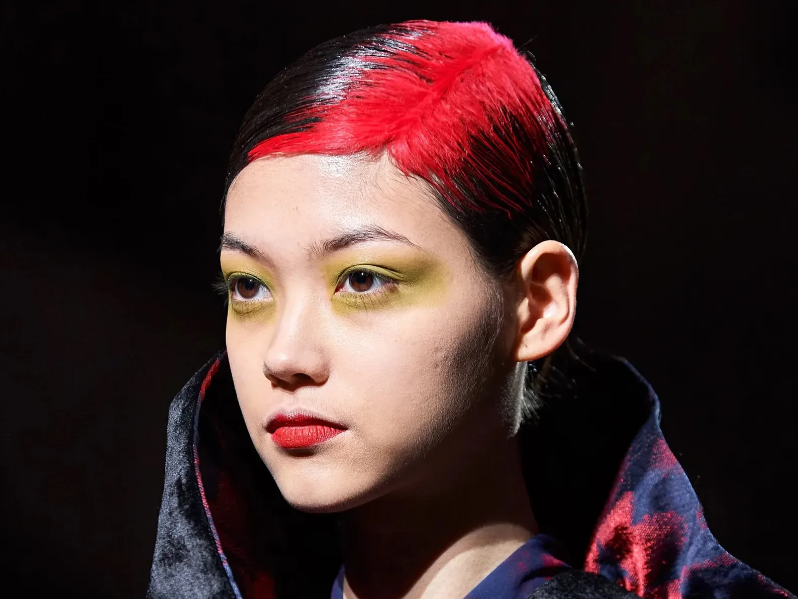 Ghost roots: Η εναλλακτική τάση στα μαλλιά που μετατρέπει τις ρίζες σε ...