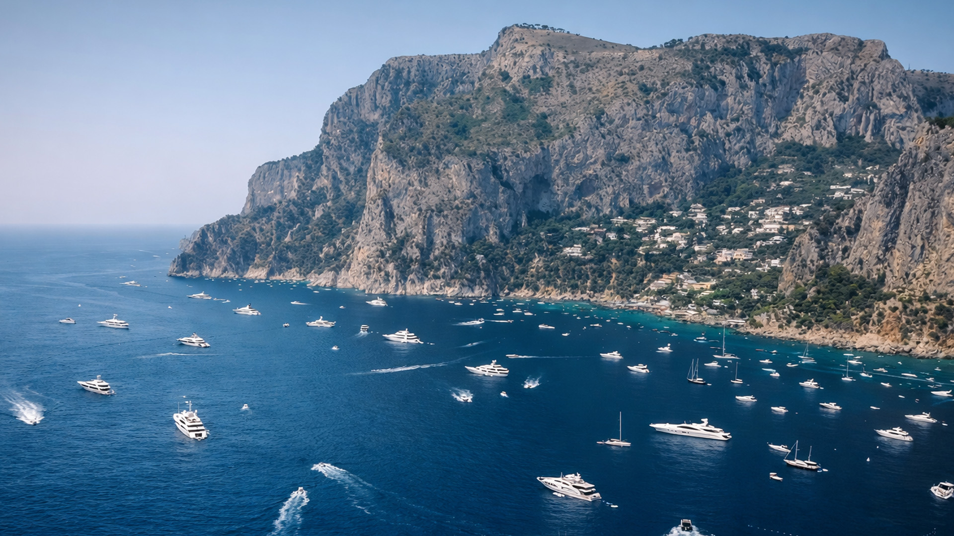 Varför samlas så många lyxbåtar här?