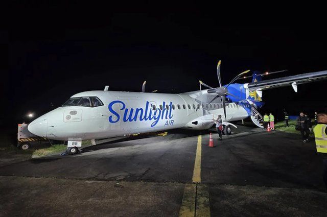 Sunlight Air plane tire malfunctions in Siquijor